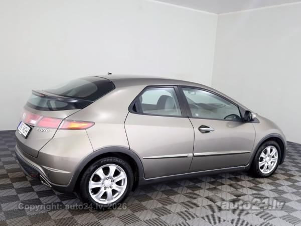 Grey Honda Civic 2006 in Tallinn, with an engine capacity of 1.80 L and mileage of 322 thousand km for 1199 €, photo 3 on AUTOMOTO.COM.LV