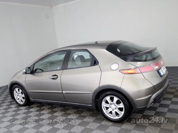 Grey Honda Civic 2006 in Tallinn, with an engine capacity of 1.80 L and mileage of 322 thousand km for 1199 €, photo 4 on AUTOMOTO.COM.LV