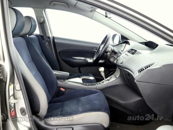 Grey Honda Civic 2006 in Tallinn, with an engine capacity of 1.80 L and mileage of 322 thousand km for 1199 €, photo 6 on AUTOMOTO.COM.LV
