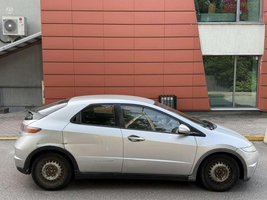 Grey Honda Civic 2006 in Vilnius, with an engine capacity of 2.20 L and mileage of 210 thousand km for 550 €, photo 3 on AUTOMOTO.COM.LV