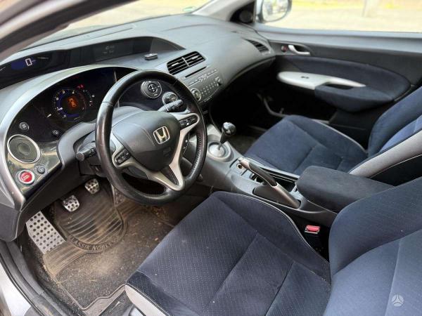 Grey Honda Civic 2006 in Vilnius, with an engine capacity of 2.20 L and mileage of 210 thousand km for 550 €, photo 7 on AUTOMOTO.COM.LV