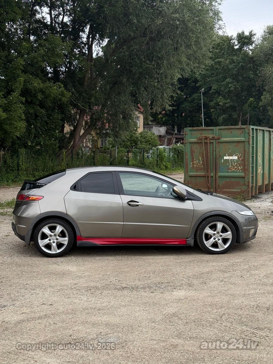 Grey Honda Civic 2006 in Riga, with an engine capacity of 1.80 L and mileage of 111 thousand km for 3500 €, photo 5 on AUTOMOTO.COM.LV
