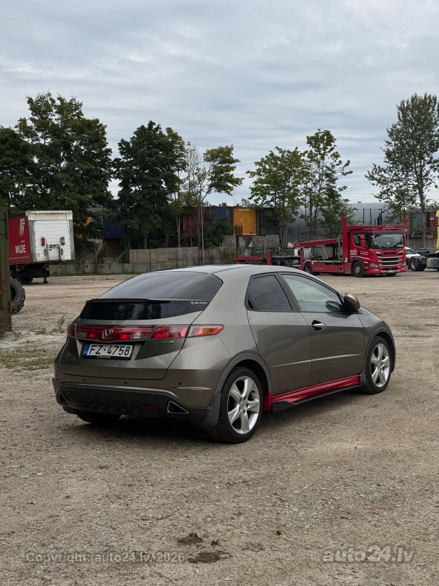 Grey Honda Civic 2006 in Riga, with an engine capacity of 1.80 L and mileage of 111 thousand km for 3500 €, photo 6 on AUTOMOTO.COM.LV