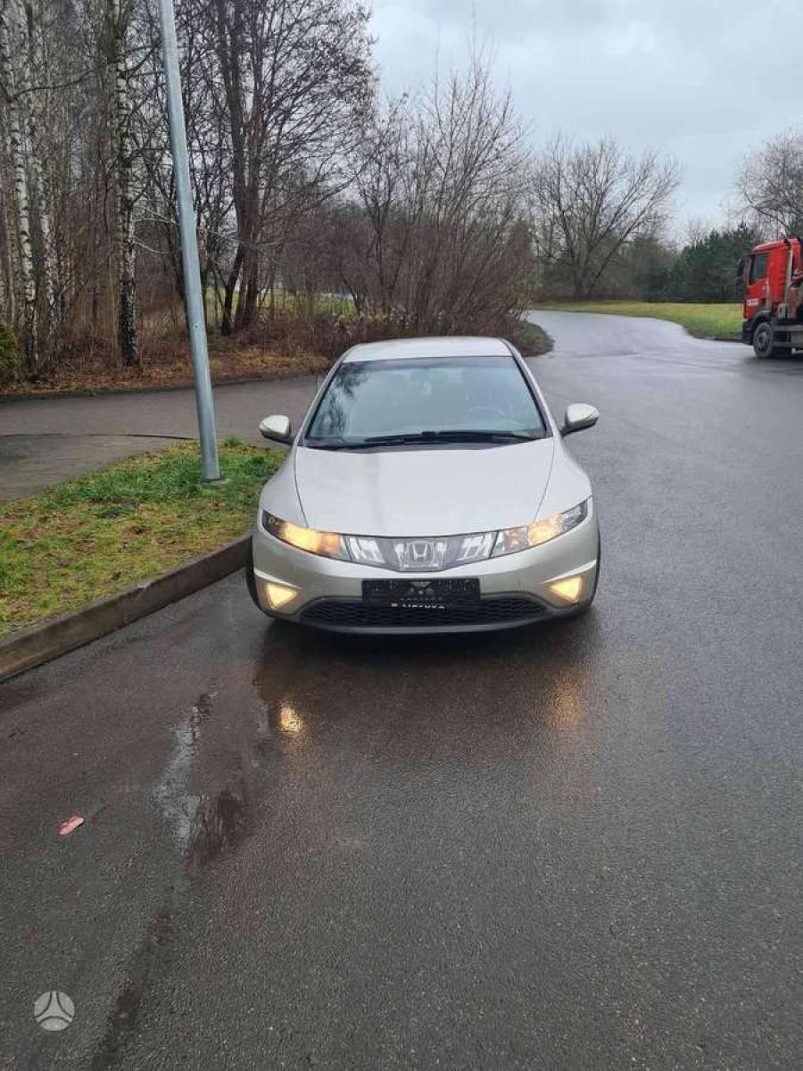 Grey Honda Civic 2006 in Vilnius, with an engine capacity of 2.20 L and mileage of 220 thousand km for 800 €, photo 3 on AUTOMOTO.COM.LV