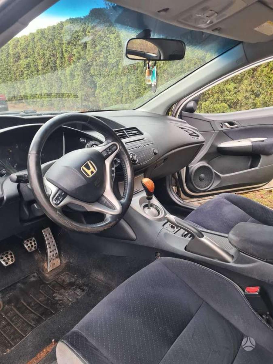 Grey Honda Civic 2006 in Vilnius, with an engine capacity of 2.20 L and mileage of 220 thousand km for 800 €, photo 6 on AUTOMOTO.COM.LV