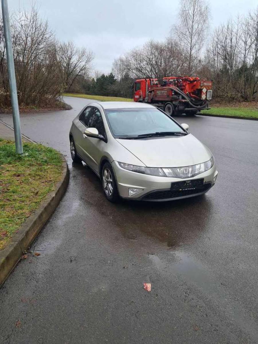 Grey Honda Civic 2006 in Vilnius, with an engine capacity of 2.20 L and mileage of 220 thousand km for 800 €, photo 10 on AUTOMOTO.COM.LV