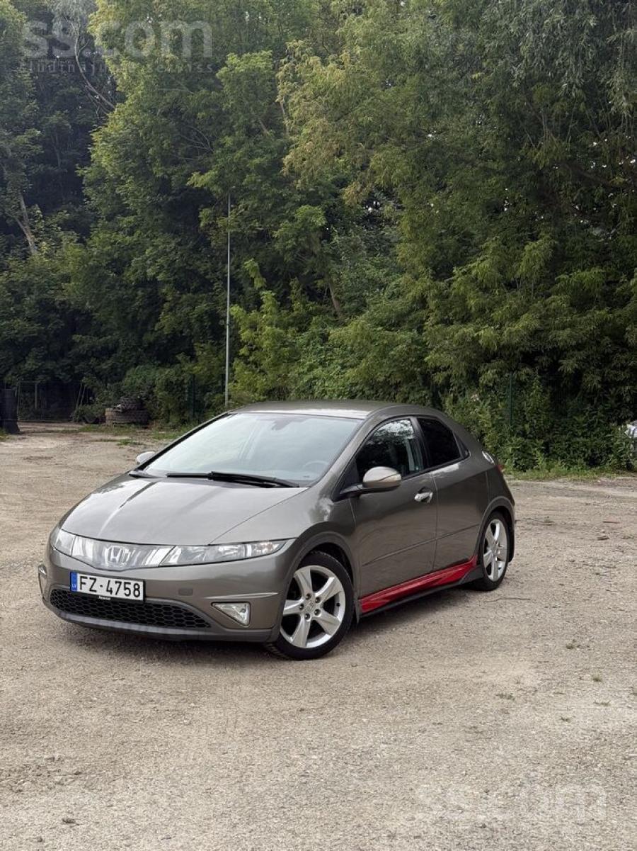 Grey Honda Civic 2006 in Riga, with an engine capacity of 1.80 L and mileage of 112 thousand km for 3500 €, photo 1 on AUTOMOTO.COM.LV