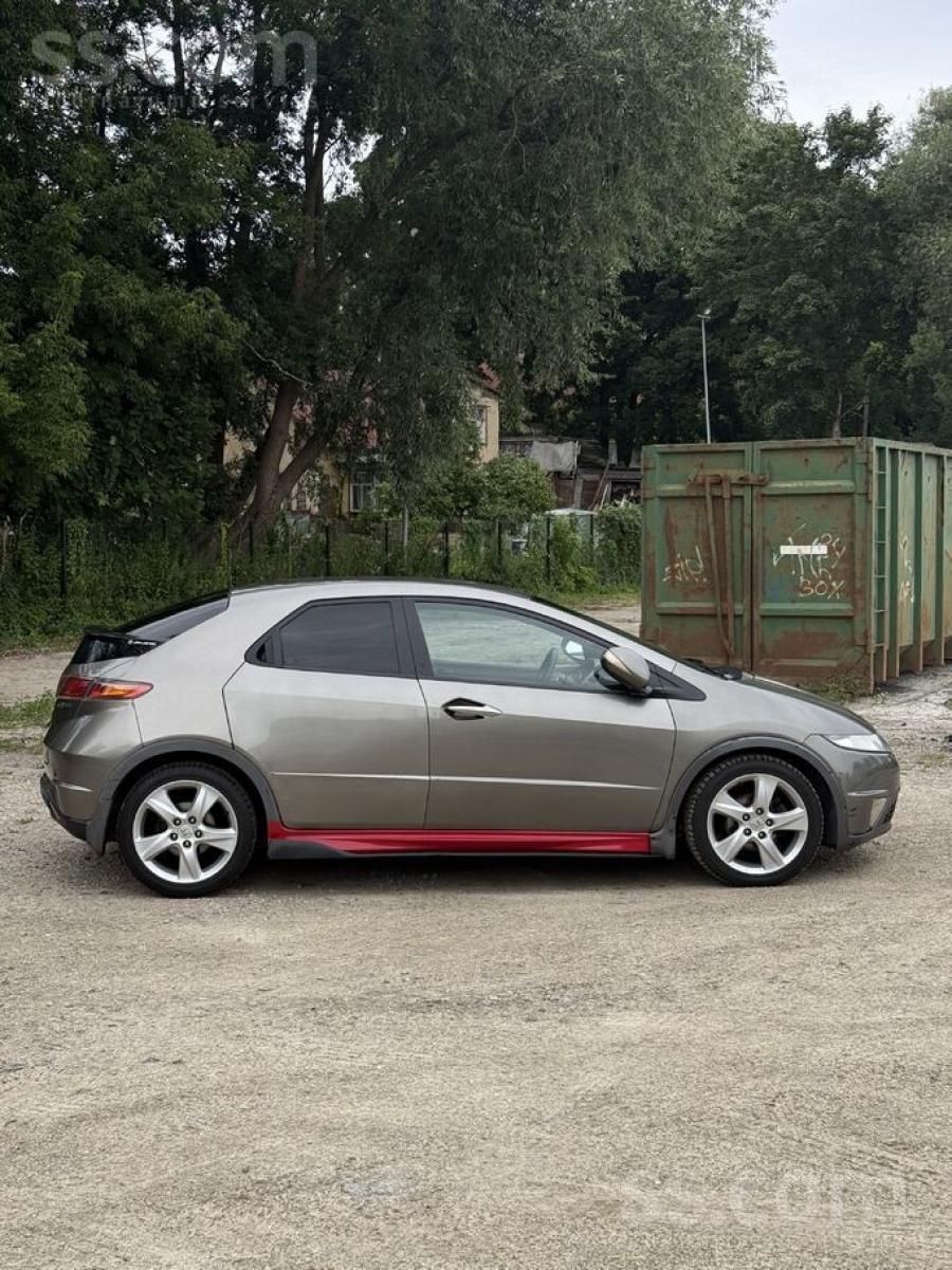 Grey Honda Civic 2006 in Riga, with an engine capacity of 1.80 L and mileage of 112 thousand km for 3500 €, photo 5 on AUTOMOTO.COM.LV