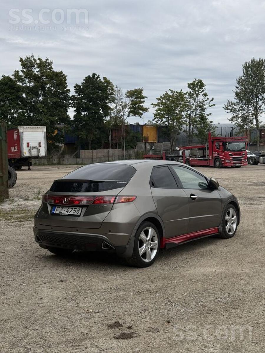 Grey Honda Civic 2006 in Riga, with an engine capacity of 1.80 L and mileage of 112 thousand km for 3500 €, photo 6 on AUTOMOTO.COM.LV
