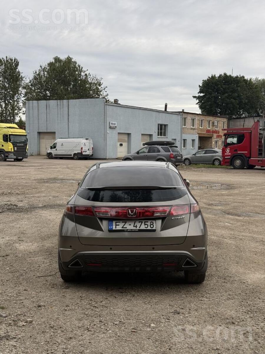 Grey Honda Civic 2006 in Riga, with an engine capacity of 1.80 L and mileage of 112 thousand km for 3500 €, photo 7 on AUTOMOTO.COM.LV