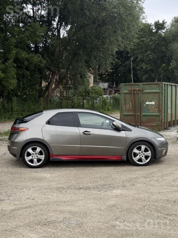 Grey Honda Civic 2006 in Riga, with an engine capacity of 1.80 L and mileage of 112 thousand km for 5000 €, photo 4 on AUTOMOTO.COM.LV