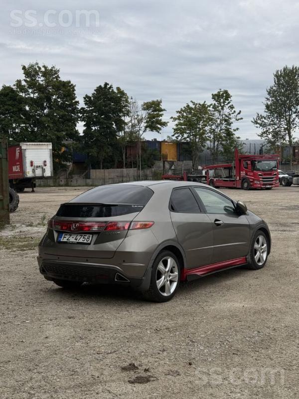 Grey Honda Civic 2006 in Riga, with an engine capacity of 1.80 L and mileage of 112 thousand km for 5000 €, photo 5 on AUTOMOTO.COM.LV