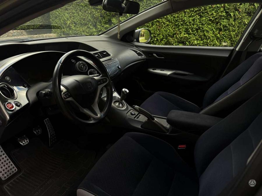 Grey Honda Civic 2006 in Alytus, with an engine capacity of 2.20 L and mileage of 271 thousand km for 1650 €, photo 10 on AUTOMOTO.COM.LV