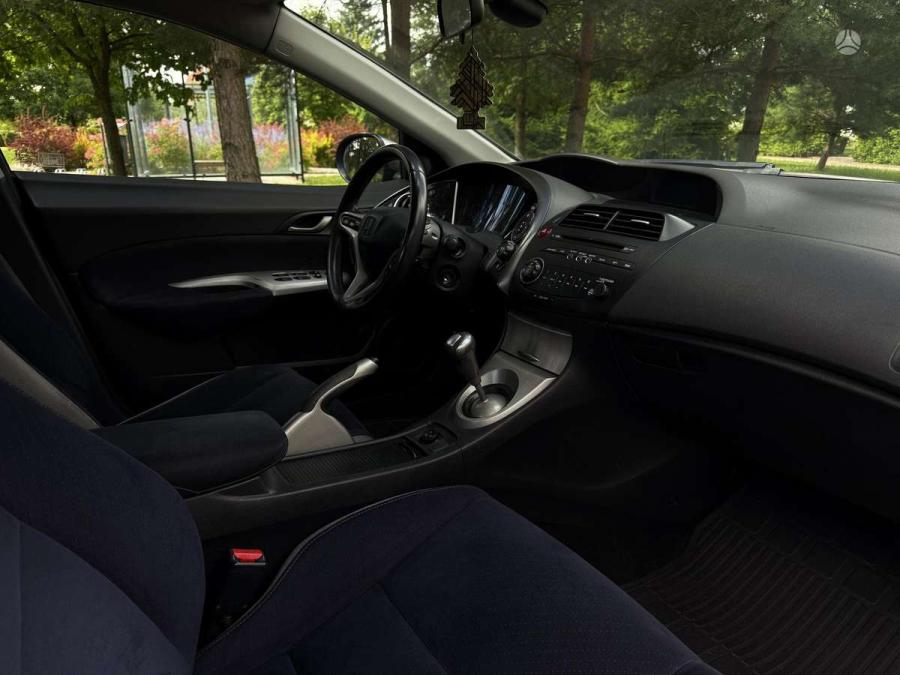 Grey Honda Civic 2006 in Alytus, with an engine capacity of 2.20 L and mileage of 271 thousand km for 1650 €, photo 11 on AUTOMOTO.COM.LV