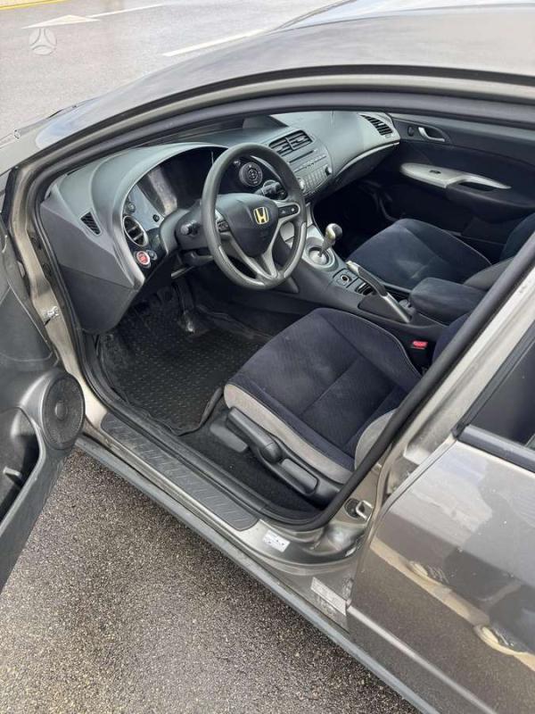 Grey Honda Civic 2006 in Kaunas, with an engine capacity of 2.20 L and mileage of 322 thousand km for 1350 €, photo 6 on AUTOMOTO.COM.LV