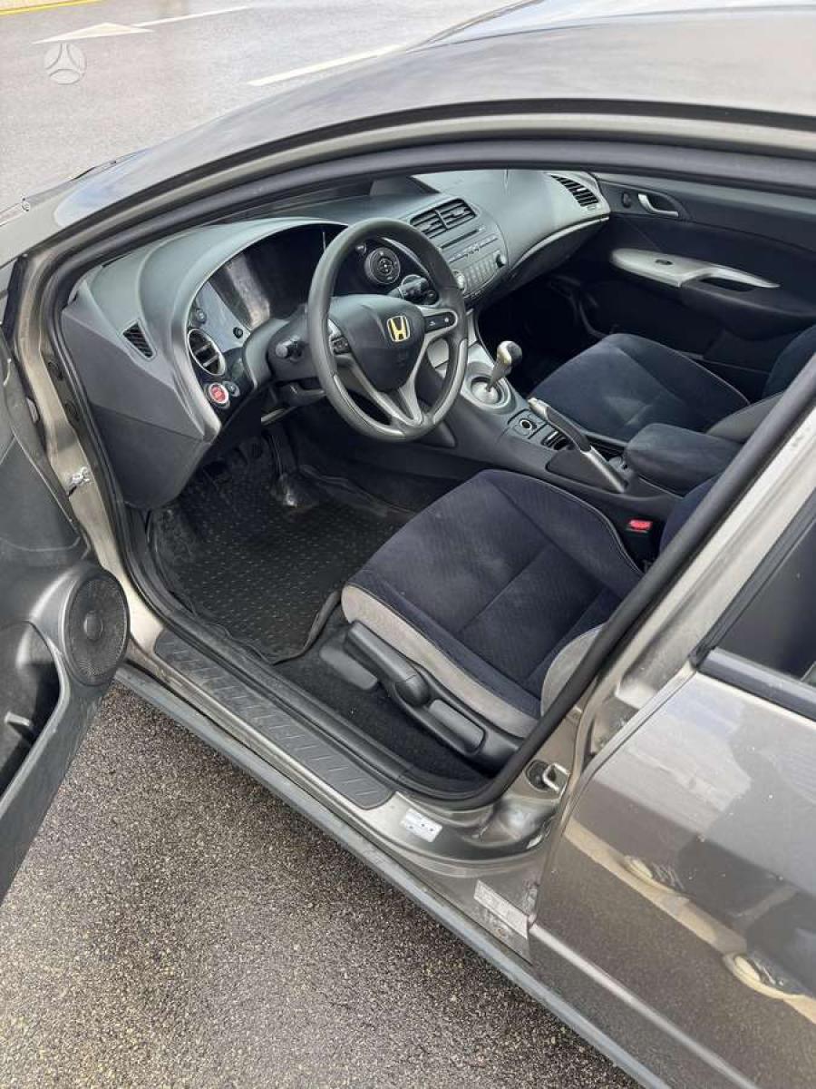 Grey Honda Civic 2006 in Kaunas, with an engine capacity of 2.20 L and mileage of 322 thousand km for 1350 €, photo 7 on AUTOMOTO.COM.LV