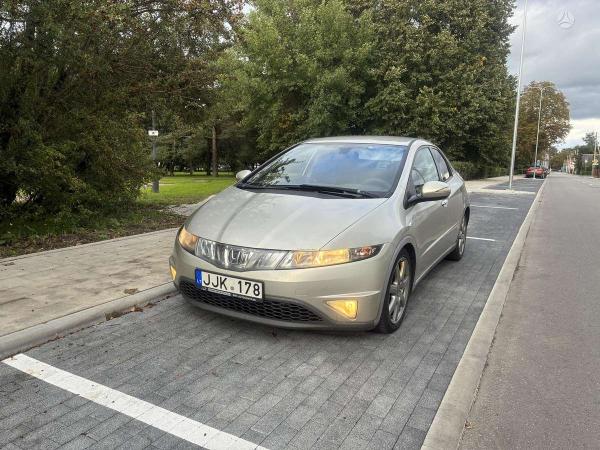 Honda Civic 2006 in Panevezys on AUTOMOTO.COM.LV Grey Honda Civic 2006 in Panevezys, with an engine capacity of 2.20 L and mileage of 429 thousand km for 1600 €, photo 6 on AUTOMOTO.COM.LV