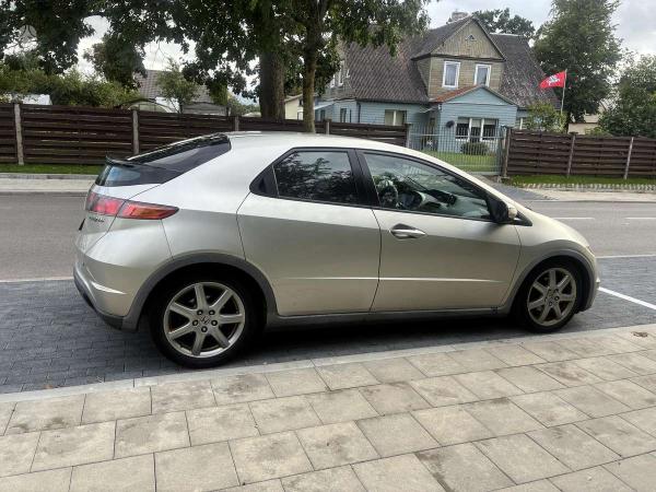 Honda Civic 2006 in Panevezys on AUTOMOTO.COM.LV Grey Honda Civic 2006 in Panevezys, with an engine capacity of 2.20 L and mileage of 429 thousand km for 1600 €, photo 9 on AUTOMOTO.COM.LV