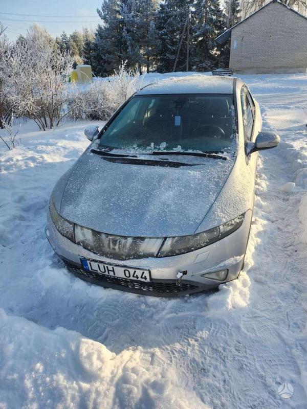 Grey Honda Civic 2007 in Panevezys, with an engine capacity of 1.80 L and mileage of 275 thousand km for 1000 €, photo 4 on AUTOMOTO.COM.LV