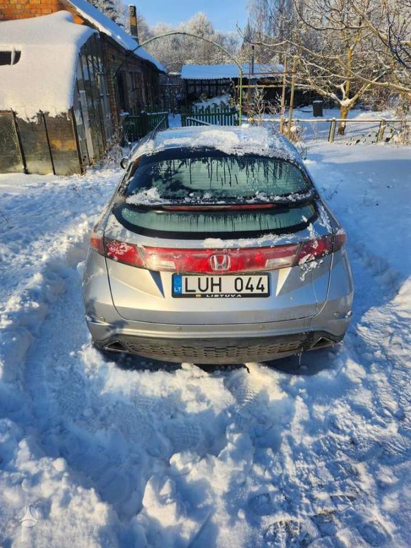 Grey Honda Civic 2007 in Panevezys, with an engine capacity of 1.80 L and mileage of 275 thousand km for 1000 €, photo 10 on AUTOMOTO.COM.LV