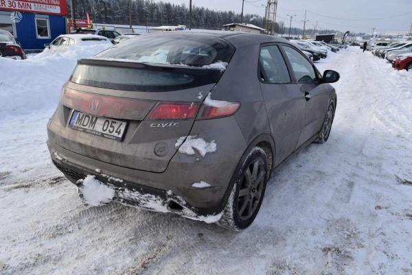 Grey Honda Civic 2007 in Vilnius, with an engine capacity of 2.20 L and mileage of 310 thousand km for 1200 €, photo 5 on AUTOMOTO.COM.LV