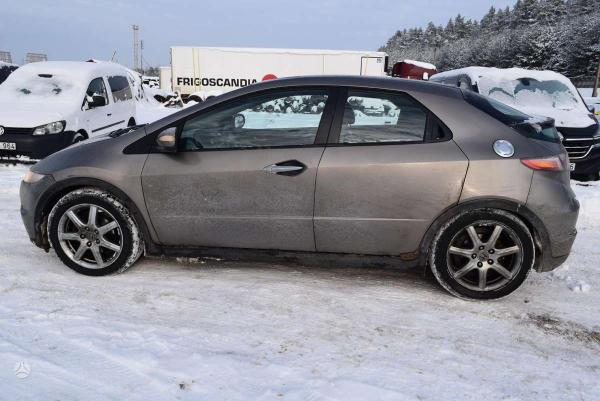 Grey Honda Civic 2007 in Vilnius, with an engine capacity of 2.20 L and mileage of 310 thousand km for 1200 €, photo 8 on AUTOMOTO.COM.LV