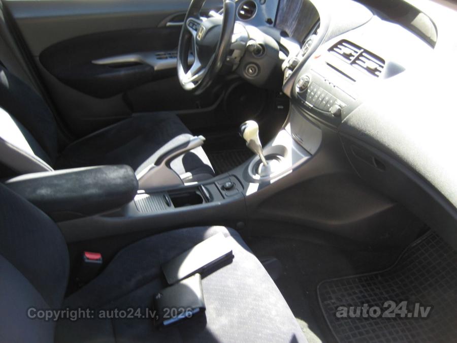 Grey Honda Civic 2007 in Tartu, with an engine capacity of 2.20 L and mileage of 390 thousand km for 2190 €, photo 13 on AUTOMOTO.COM.LV