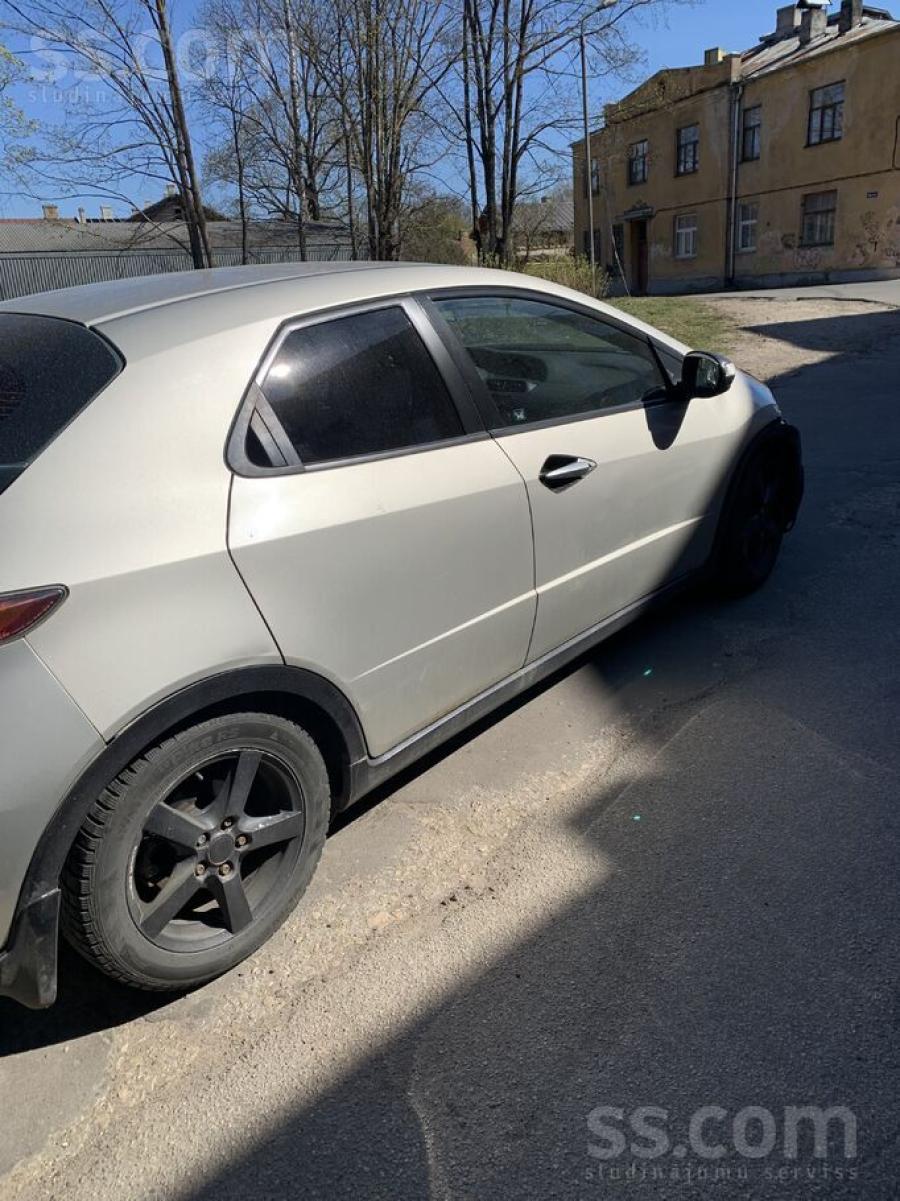 Grey Honda Civic 2007 in Riga, with an engine capacity of 1.80 L and mileage of 256 thousand km for 1400 €, photo 6 on AUTOMOTO.COM.LV