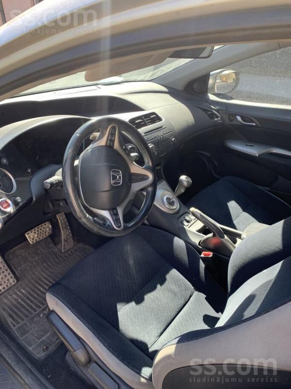 Pelēks Honda Civic 2007 Rīga, ar dzinēja tilpumu 1.80 L un nobraukumu 256 tūkst. km par 1400 €, foto 6 vietnē AUTOMOTO.COM.LV