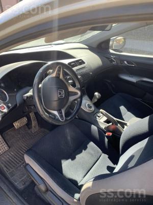 Grey Honda Civic 2007 in Riga, with an engine capacity of 1.80 L and mileage of 256 thousand km for 1400 €, photo 7 on AUTOMOTO.COM.LV