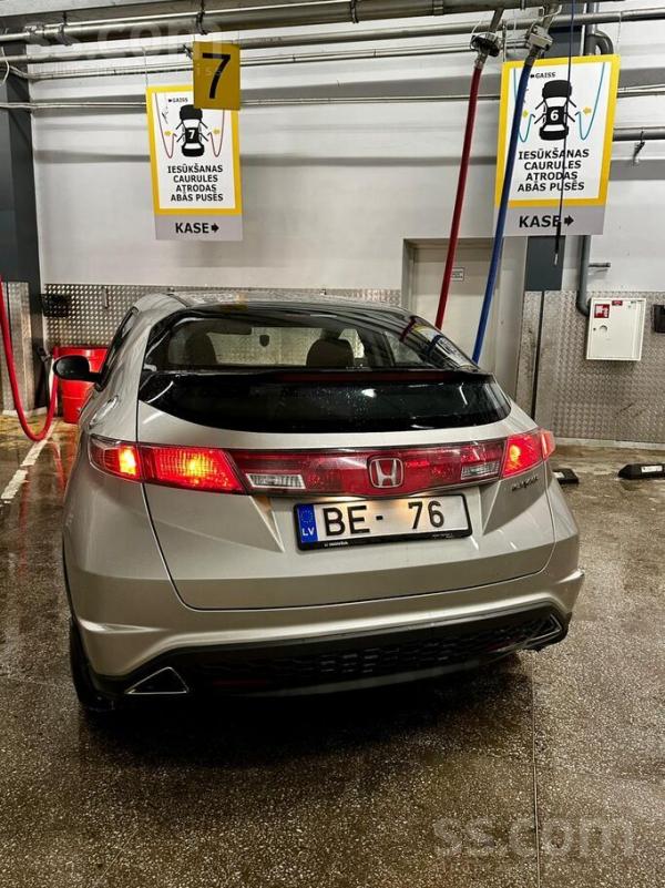 Grey Honda Civic 2007 in Riga, with an engine capacity of 1.80 L and mileage of 130 thousand km for 2800 €, photo 2 on AUTOMOTO.COM.LV
