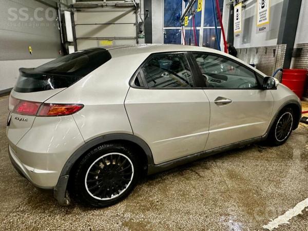 Grey Honda Civic 2007 in Riga, with an engine capacity of 1.80 L and mileage of 130 thousand km for 2800 €, photo 4 on AUTOMOTO.COM.LV