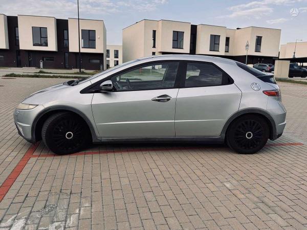 Grey Honda Civic 2007 in Vilnius, with an engine capacity of 2.20 L and mileage of 270 thousand km for 850 €, photo 3 on AUTOMOTO.COM.LV