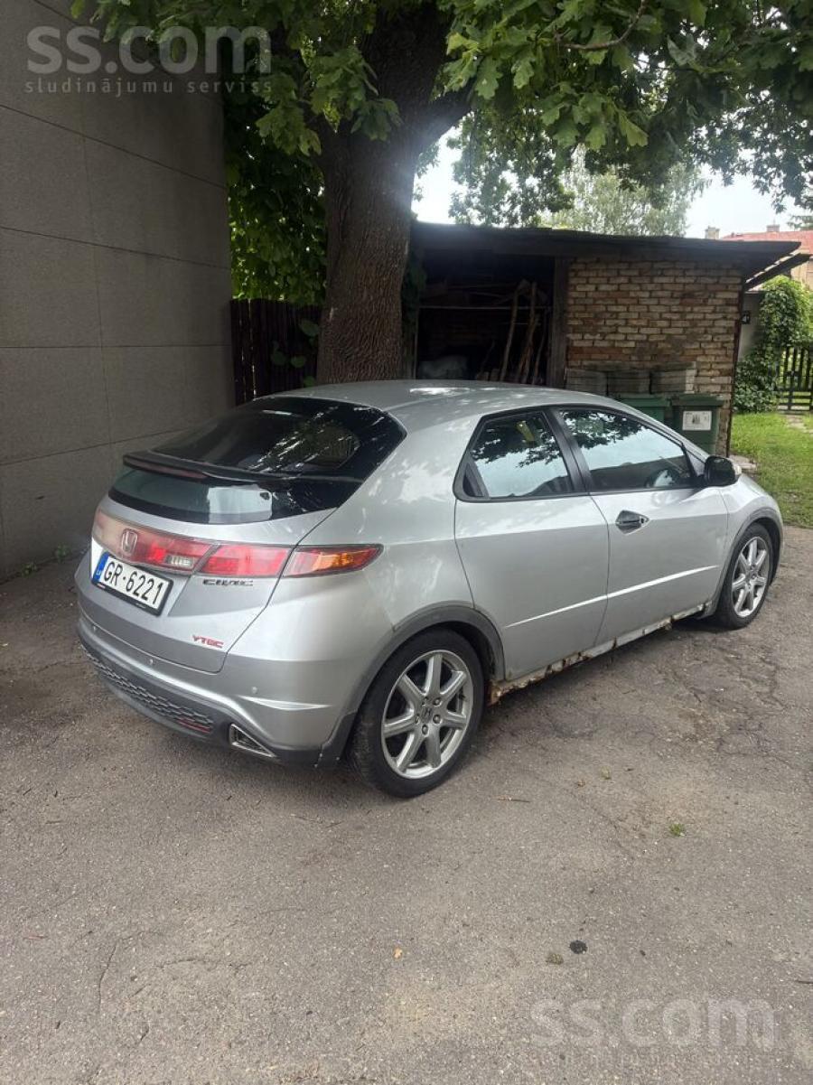 Grey Honda Civic 2007 in Riga, with an engine capacity of 1.80 L and mileage of 205 thousand km for 545 €, photo 4 on AUTOMOTO.COM.LV
