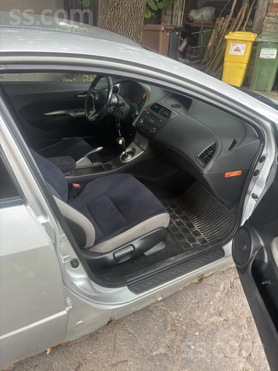 Grey Honda Civic 2007 in Riga, with an engine capacity of 1.80 L and mileage of 205 thousand km for 545 €, photo 6 on AUTOMOTO.COM.LV