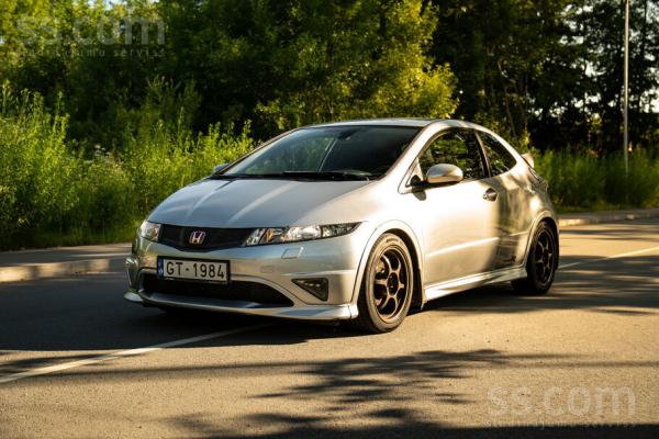 Grey Honda Civic 2007 in Riga, with an engine capacity of 2.00 L and mileage of 194 thousand km for 4500 €, photo 3 on AUTOMOTO.COM.LV