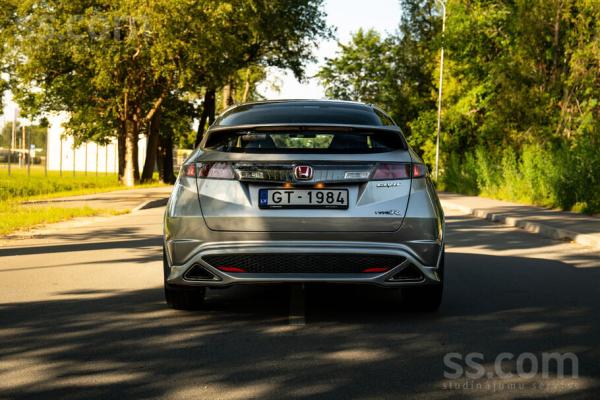 Grey Honda Civic 2007 in Riga, with an engine capacity of 2.00 L and mileage of 194 thousand km for 4500 €, photo 5 on AUTOMOTO.COM.LV
