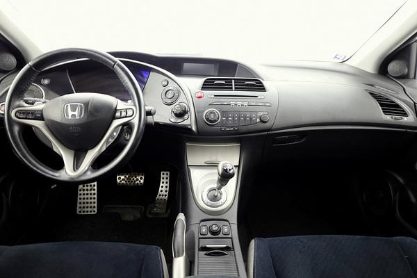 Grey Honda Civic 2007 in Tallinn, with an engine capacity of 1.80 L and mileage of 213 thousand km for 1999 €, photo 5 on AUTOMOTO.COM.LV