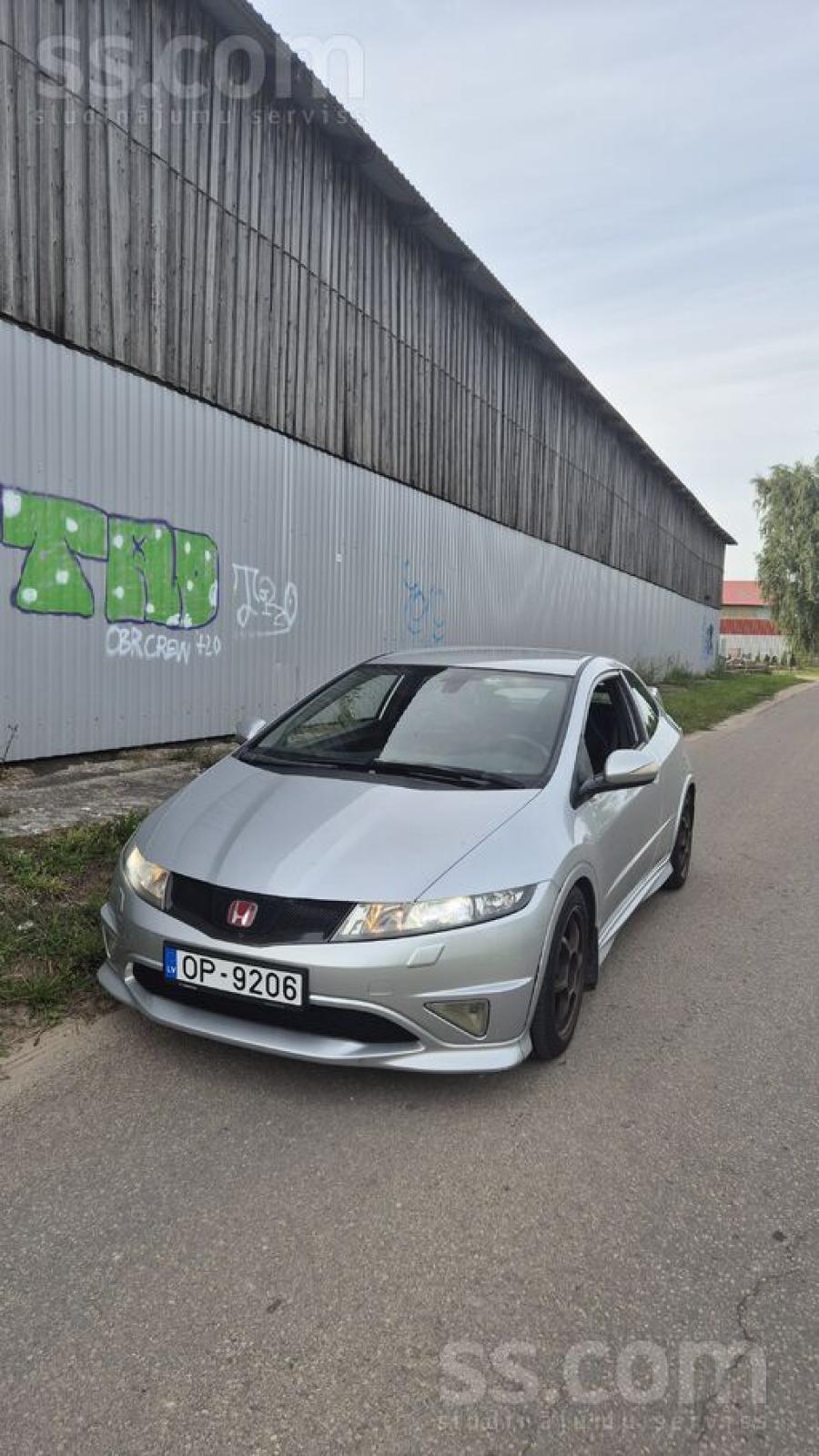 Grey Honda Civic 2007 in Riga, with an engine capacity of 2.00 L and mileage of 194 thousand km for 5500 €, photo 3 on AUTOMOTO.COM.LV