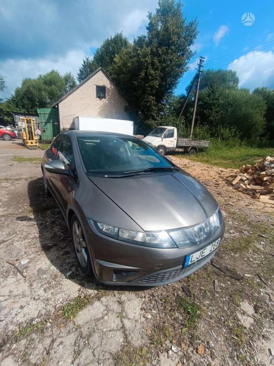 Grey Honda Civic 2007 in Moletai, with an engine capacity of 2.20 L and mileage of 298 thousand km for 1200 €, photo 1 on AUTOMOTO.COM.LV