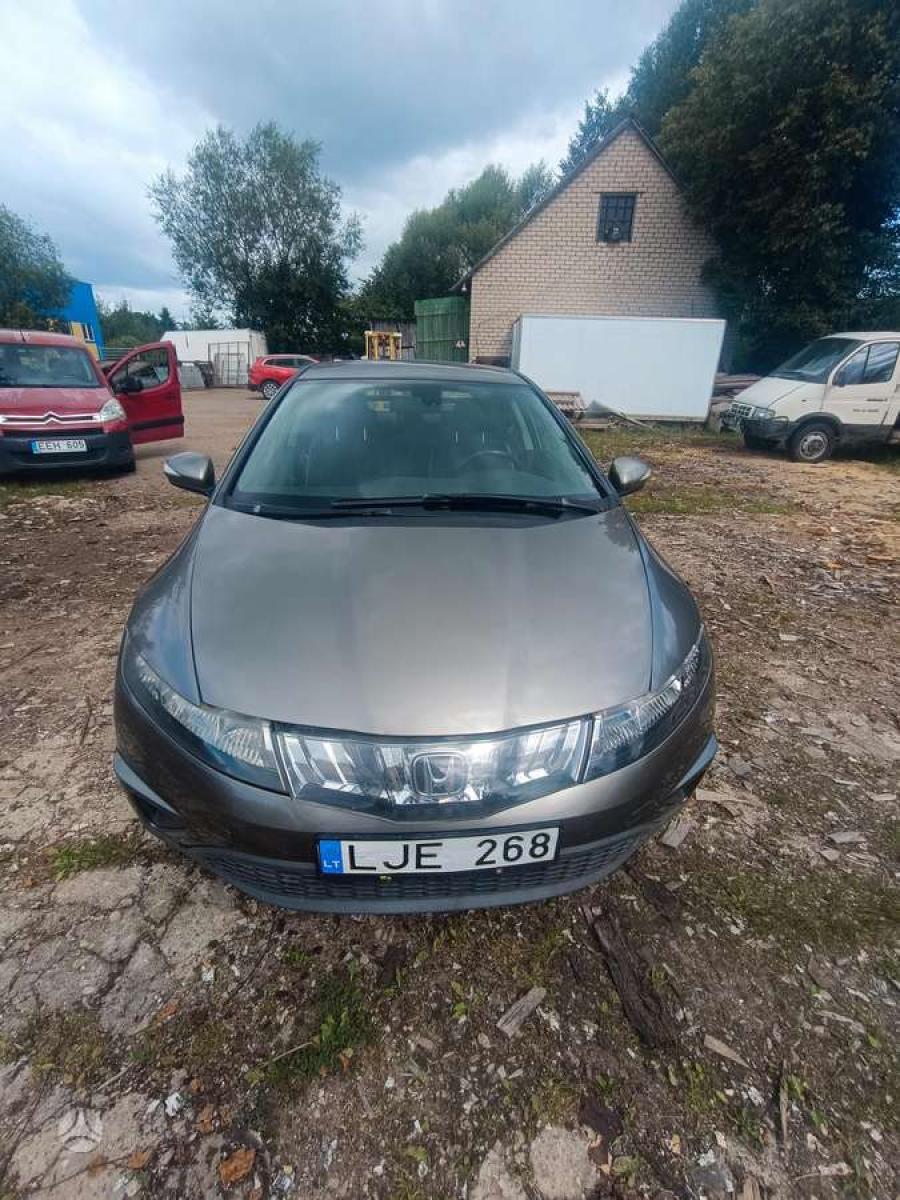 Grey Honda Civic 2007 in Moletai, with an engine capacity of 2.20 L and mileage of 298 thousand km for 1200 €, photo 4 on AUTOMOTO.COM.LV