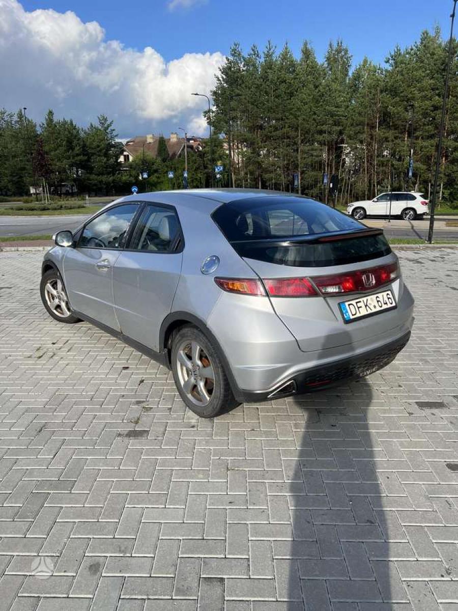 Grey Honda Civic 2007 in Vilnius, with an engine capacity of 2.20 L and mileage of 315 thousand km for 1250 €, photo 5 on AUTOMOTO.COM.LV