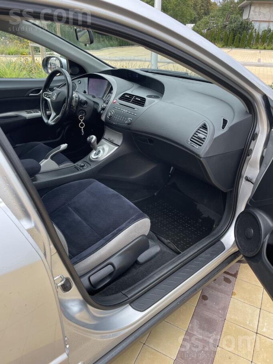 Grey Honda Civic 2007 in Riga, with an engine capacity of 1.80 L and mileage of 230 thousand km for 1700 €, photo 6 on AUTOMOTO.COM.LV