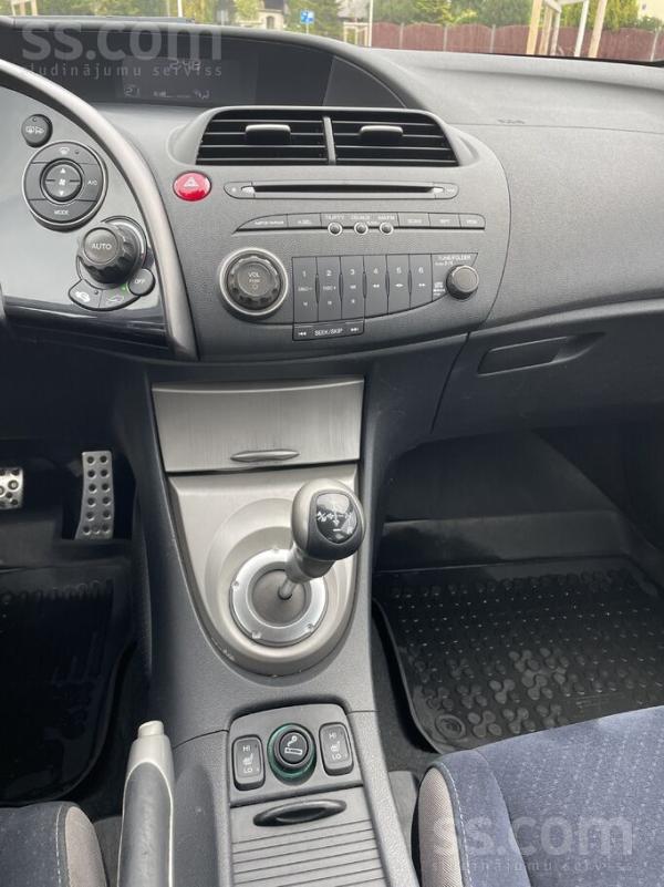 Grey Honda Civic 2007 in Riga, with an engine capacity of 1.80 L and mileage of 230 thousand km for 1800 €, photo 7 on AUTOMOTO.COM.LV