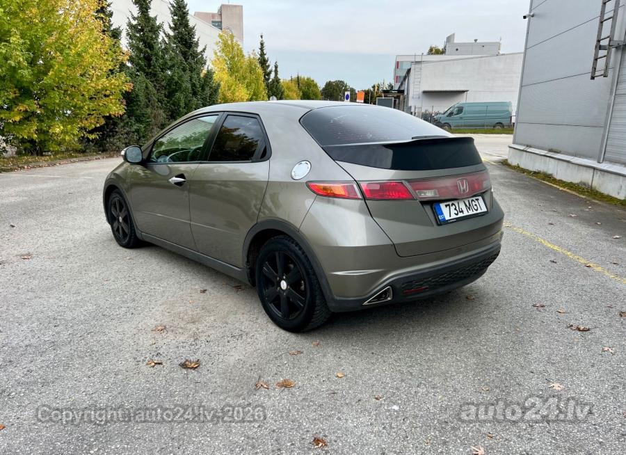Grey Honda Civic 2007 in Parnu, with an engine capacity of 1.80 L and mileage of 252 thousand km for 2490 €, photo 8 on AUTOMOTO.COM.LV