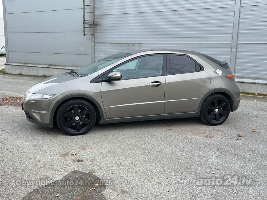 Grey Honda Civic 2007 in Parnu, with an engine capacity of 1.80 L and mileage of 252 thousand km for 2490 €, photo 9 on AUTOMOTO.COM.LV