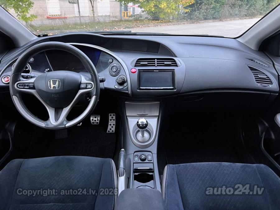 Grey Honda Civic 2007 in Parnu, with an engine capacity of 1.80 L and mileage of 252 thousand km for 2490 €, photo 12 on AUTOMOTO.COM.LV