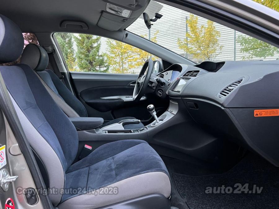 Grey Honda Civic 2007 in Parnu, with an engine capacity of 1.80 L and mileage of 252 thousand km for 2490 €, photo 15 on AUTOMOTO.COM.LV