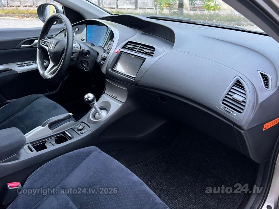 Grey Honda Civic 2007 in Parnu, with an engine capacity of 1.80 L and mileage of 252 thousand km for 2490 €, photo 16 on AUTOMOTO.COM.LV