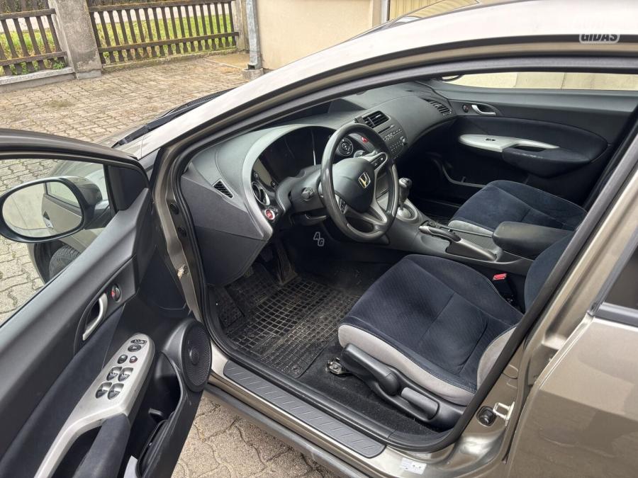 Pelēks Honda Civic 2007 Marijampole, ar dzinēja tilpumu 1.30 L un nobraukumu 289 tūkst. km par 1900 €, foto 6 vietnē AUTOMOTO.COM.LV